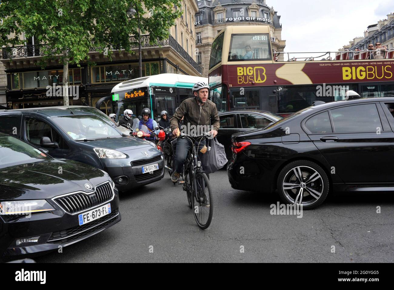 Traffic paris bicycle hi-res stock photography and images - Alamy