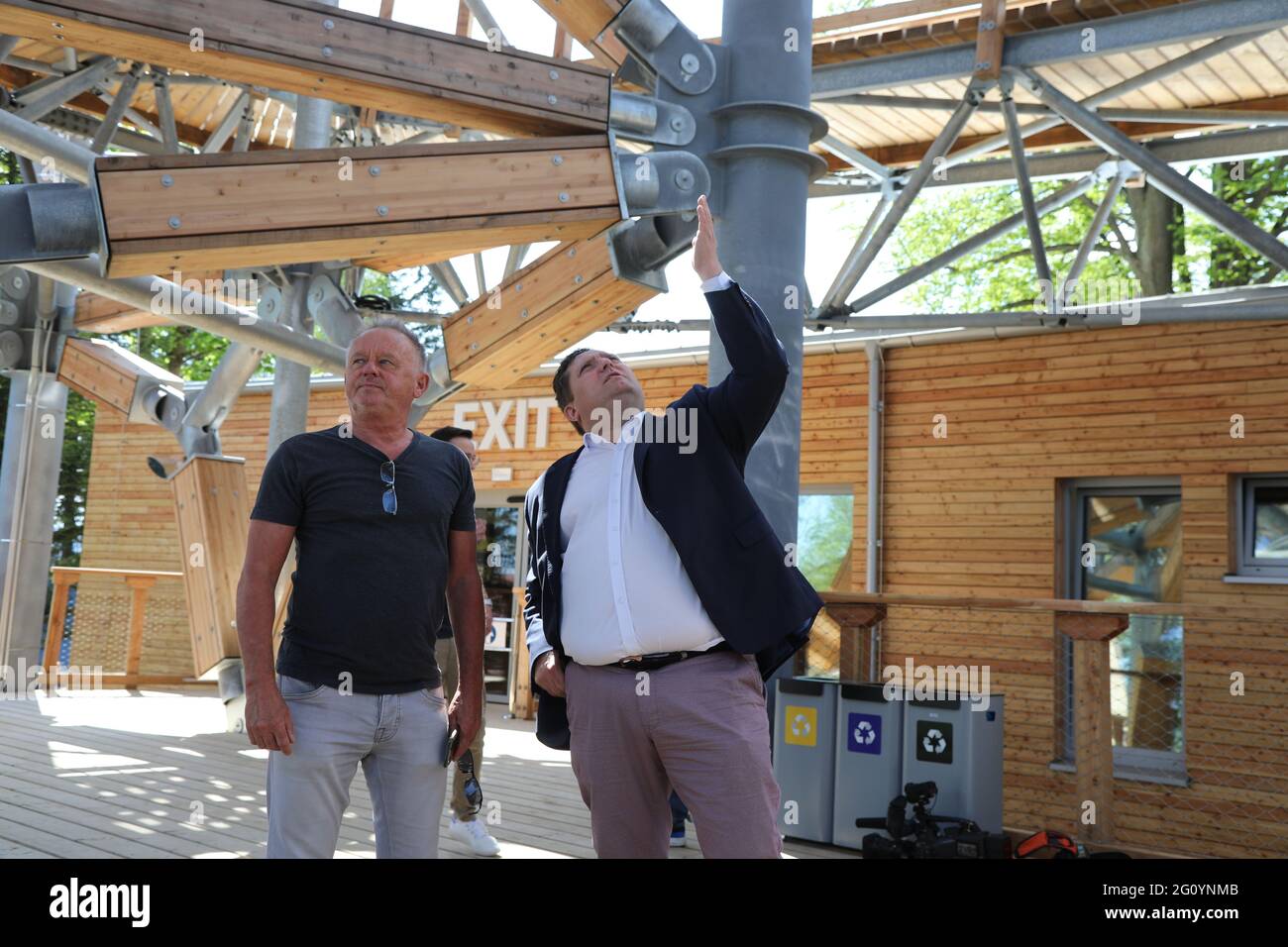 Chris Nüstedt und Roland Marciniak, Bürgermeister von Świeradów-Zdrój ...