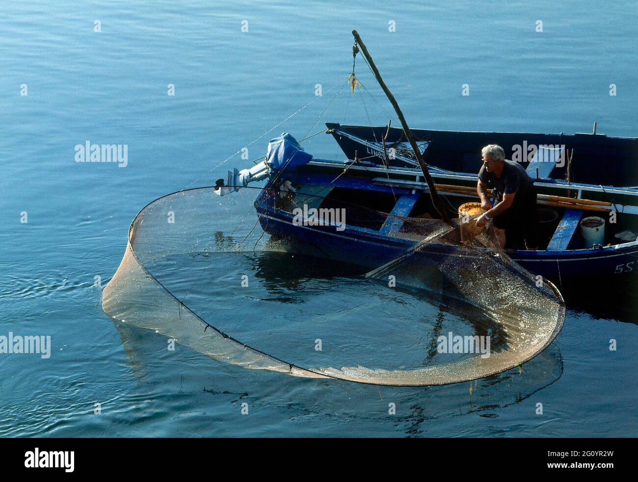Pescador con red hi-res stock photography and images - Alamy