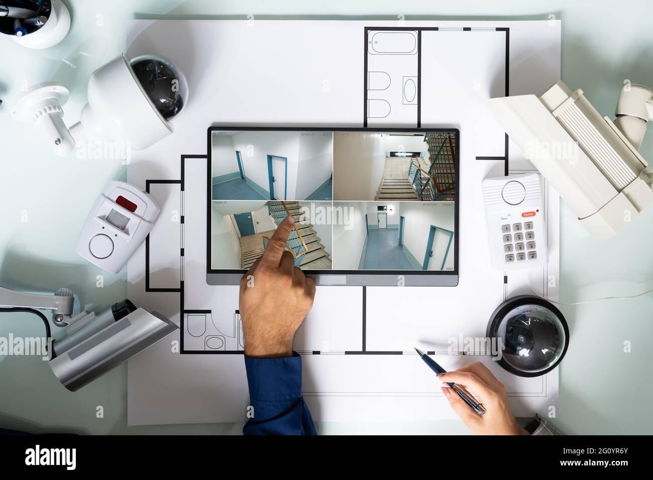 Cctv watching people hi-res stock photography and images - Alamy