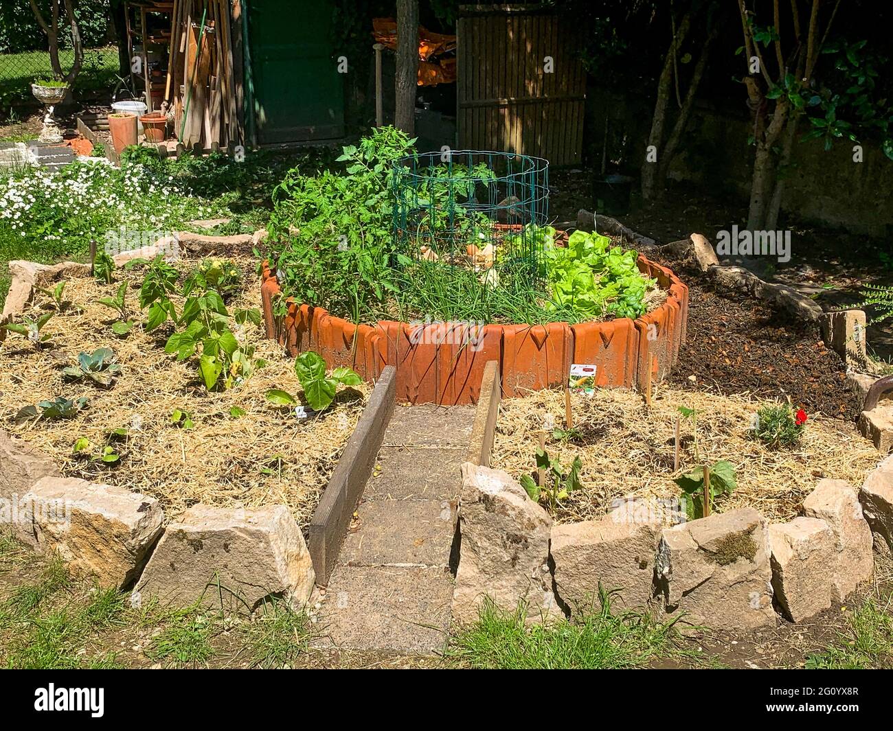 Keyhole garden hi-res stock photography and images - Alamy