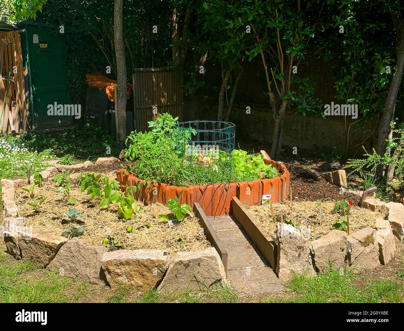 Keyhole garden hi-res stock photography and images - Alamy