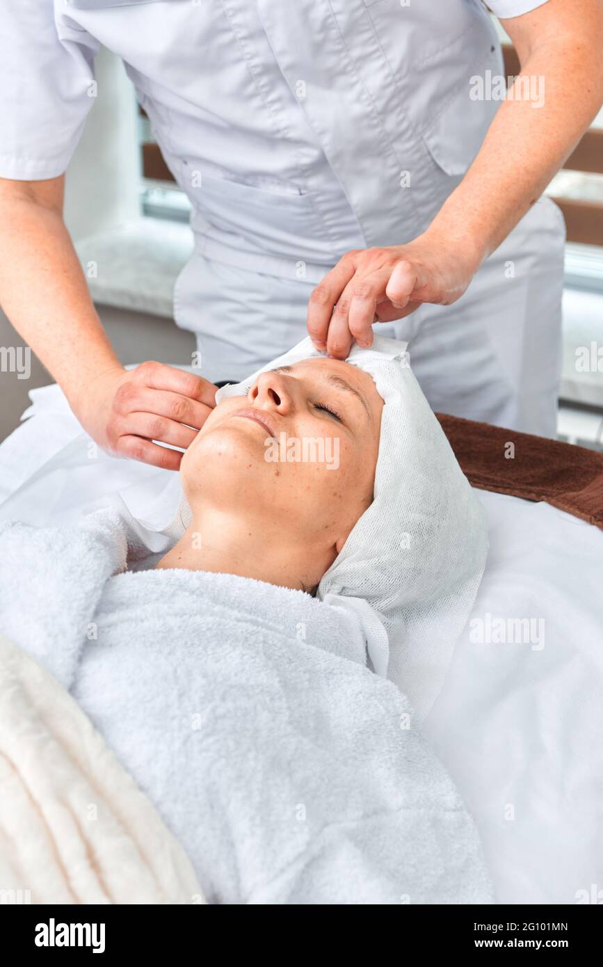 skin care. the doctor prepares the patient for the procedure Stock ...