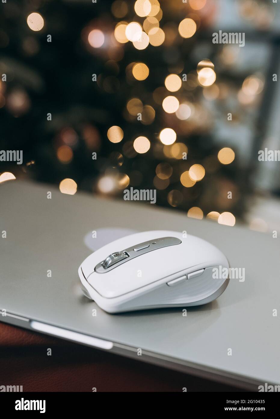 Modern wireless computer mouse hi-res stock photography and images - Alamy