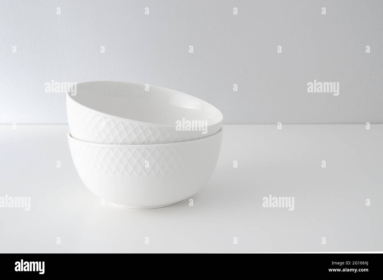 White deep dish on a clean background Stock Photo - Alamy