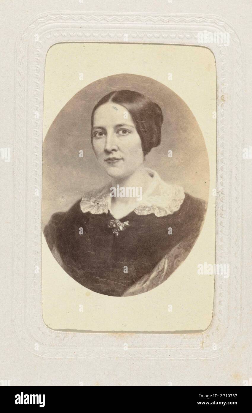 Painted oval portrait hi-res stock photography and images - Alamy