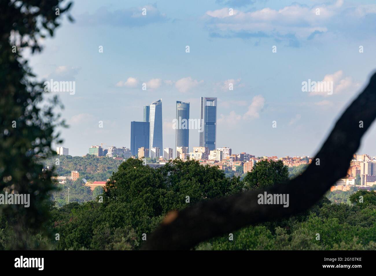 Madrid skyline with gray buildings hi-res stock photography and images ...