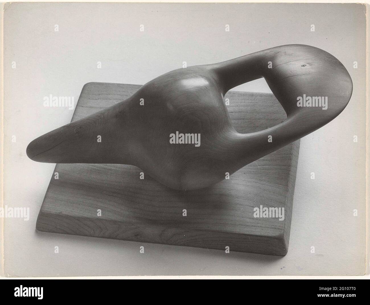 Reproduction of image H. Moore Sculpture et Tenir; No 89 Henry Moore ...