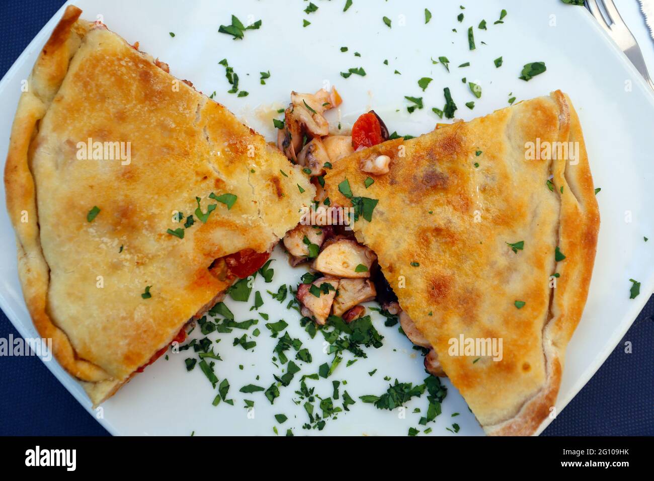 Italian cuisine: tiella gaetana, tiella di Gaeta Stock Photo - Alamy