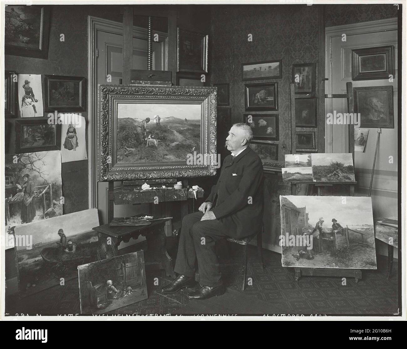 The painter Mari ten Kate in his studio in the Wilhelminastraat 14 in ...
