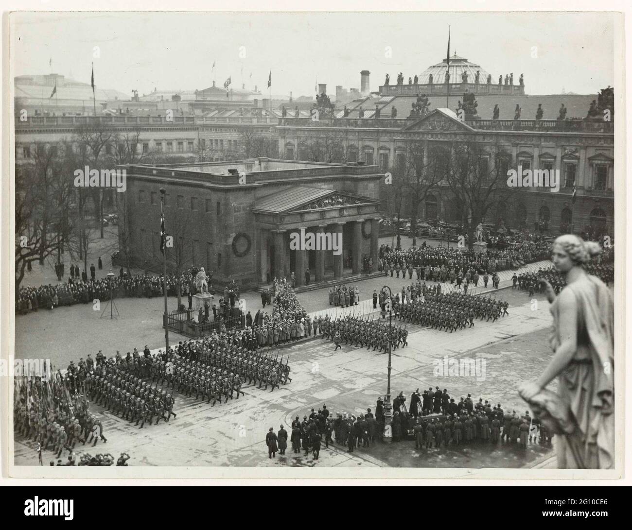 Parade German soldiers. Parade of soldiers on Unter den Linden ...