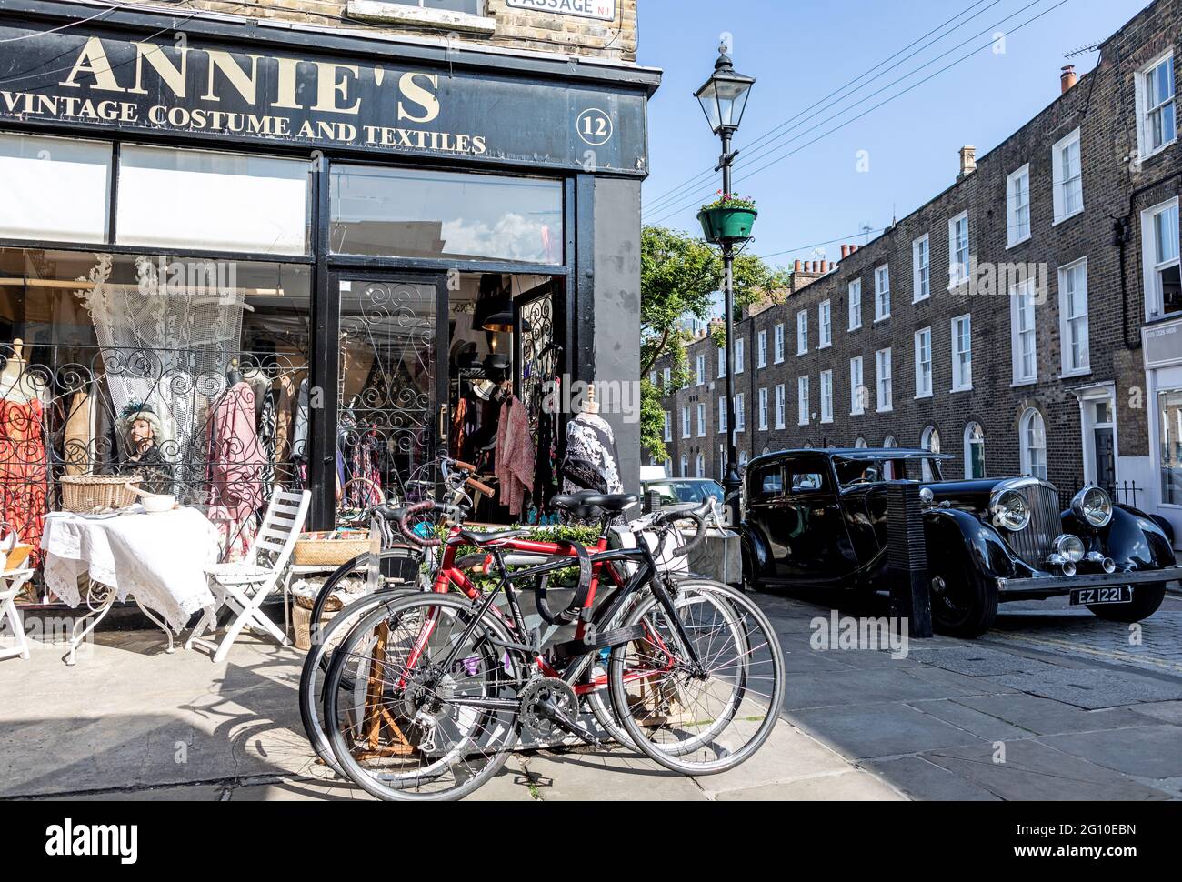 London antiques shop hi-res stock photography and images - Alamy
