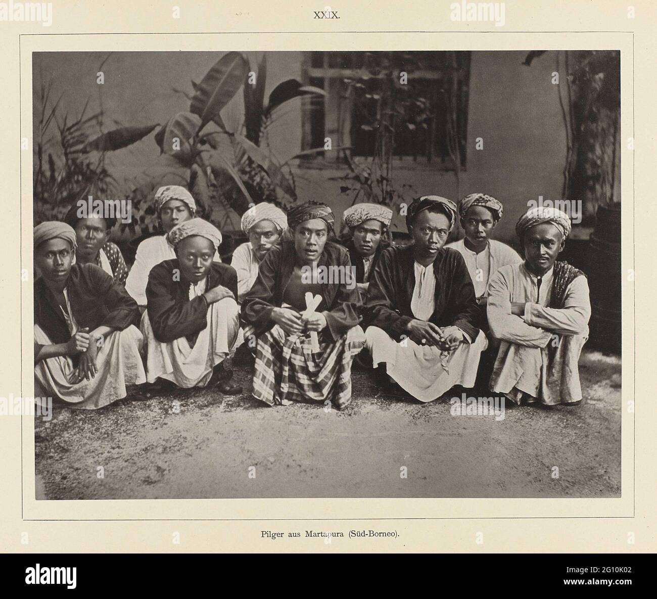Group portrait of Dutch-Indian pilgrims from Martapura (South Borneo ...
