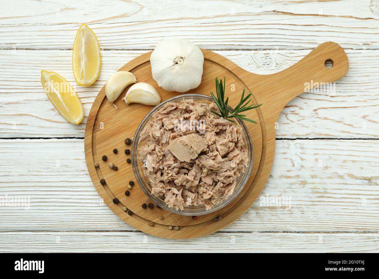 Bowl with canned tuna on white wooden background Stock Photo - Alamy