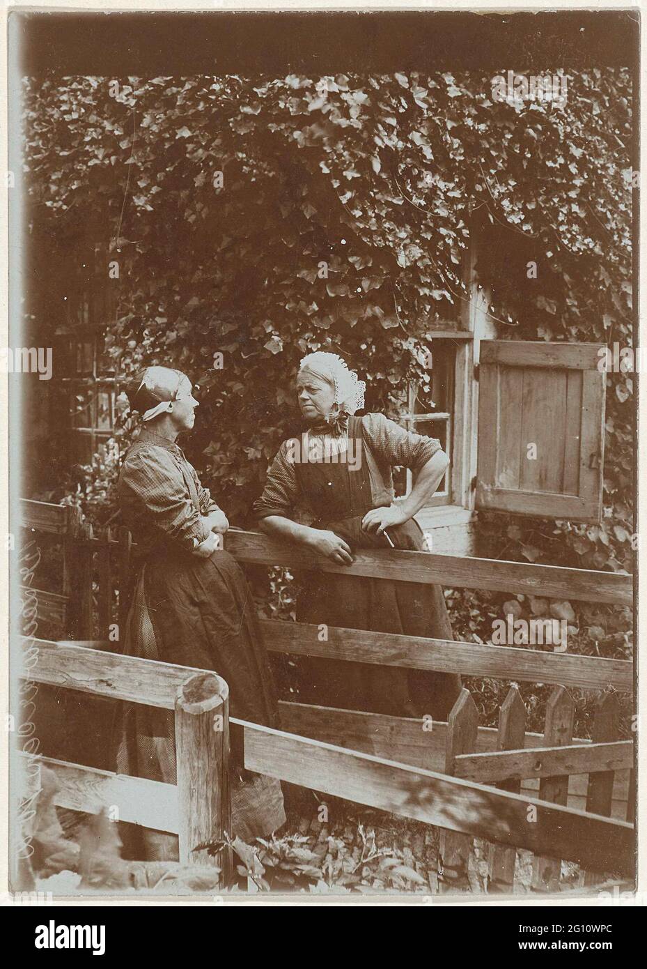 Talk over fence hi-res stock photography and images - Alamy