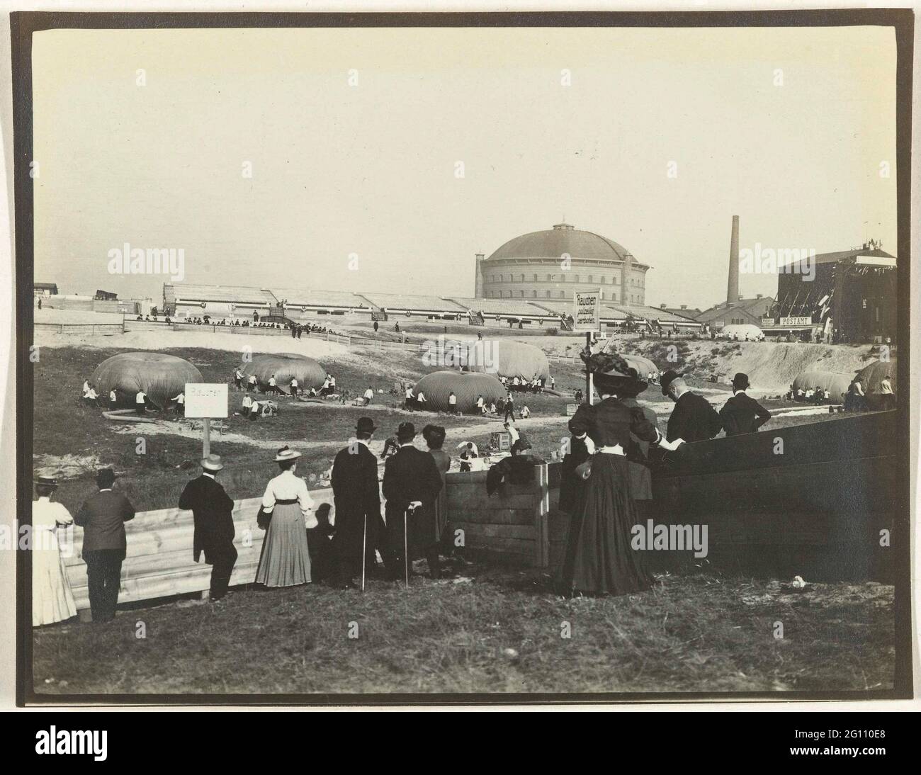 The third Gordon Bennett balloon race. On the ground a piece or seven ...