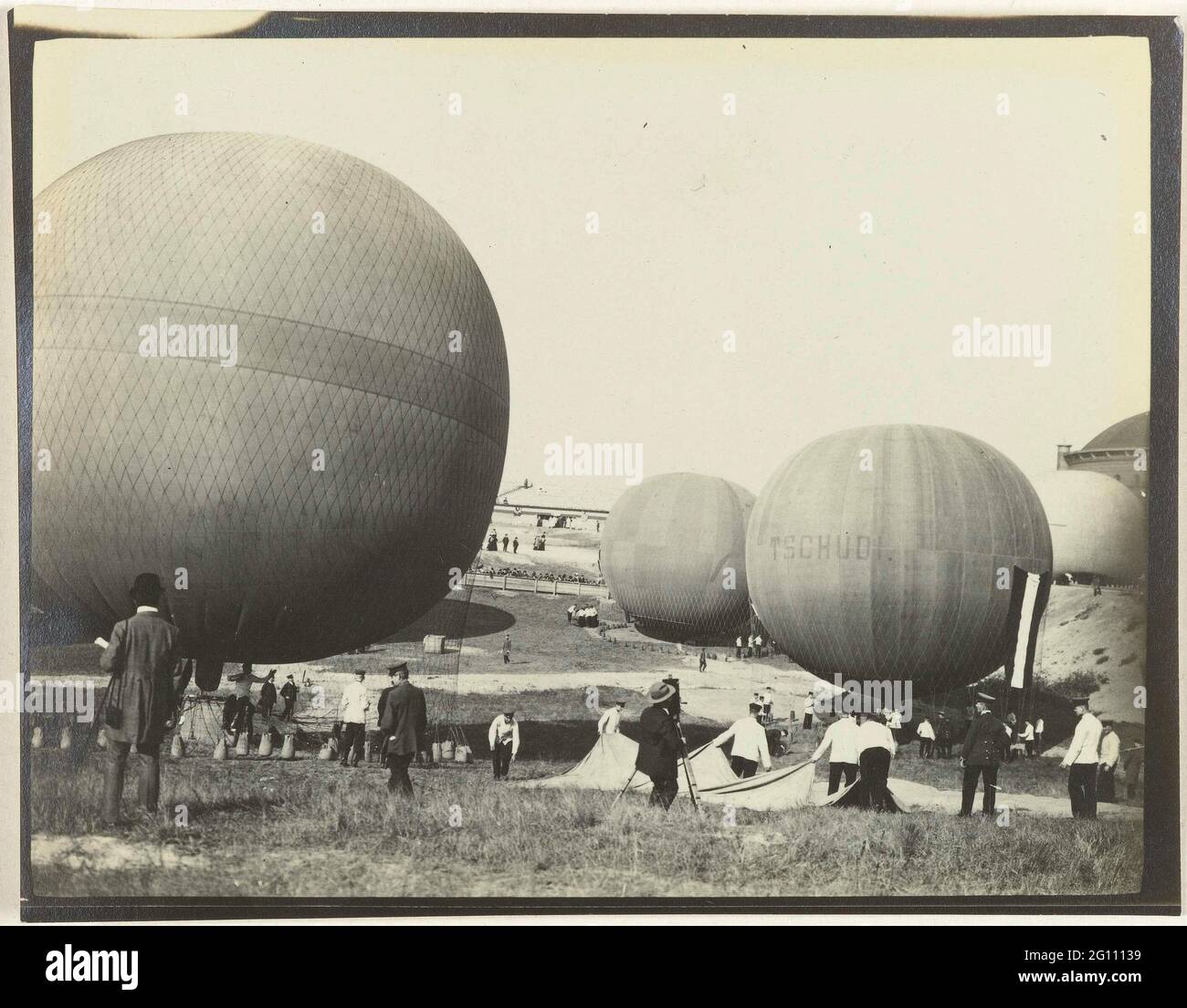 The third Gordon Bennett balloon race. Four bloated balloons on the ...