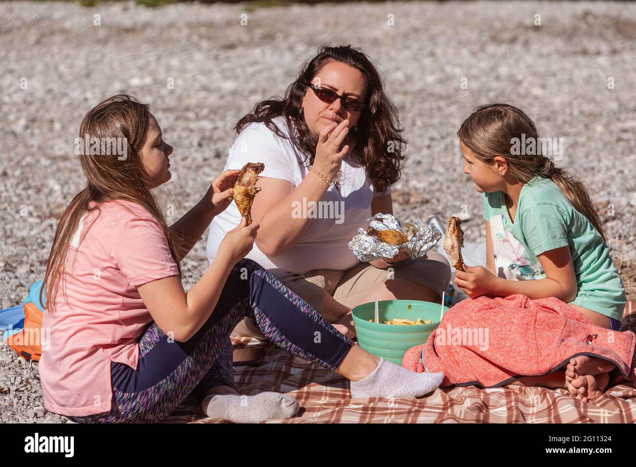 Chicken eating stones hi-res stock photography and images - Alamy