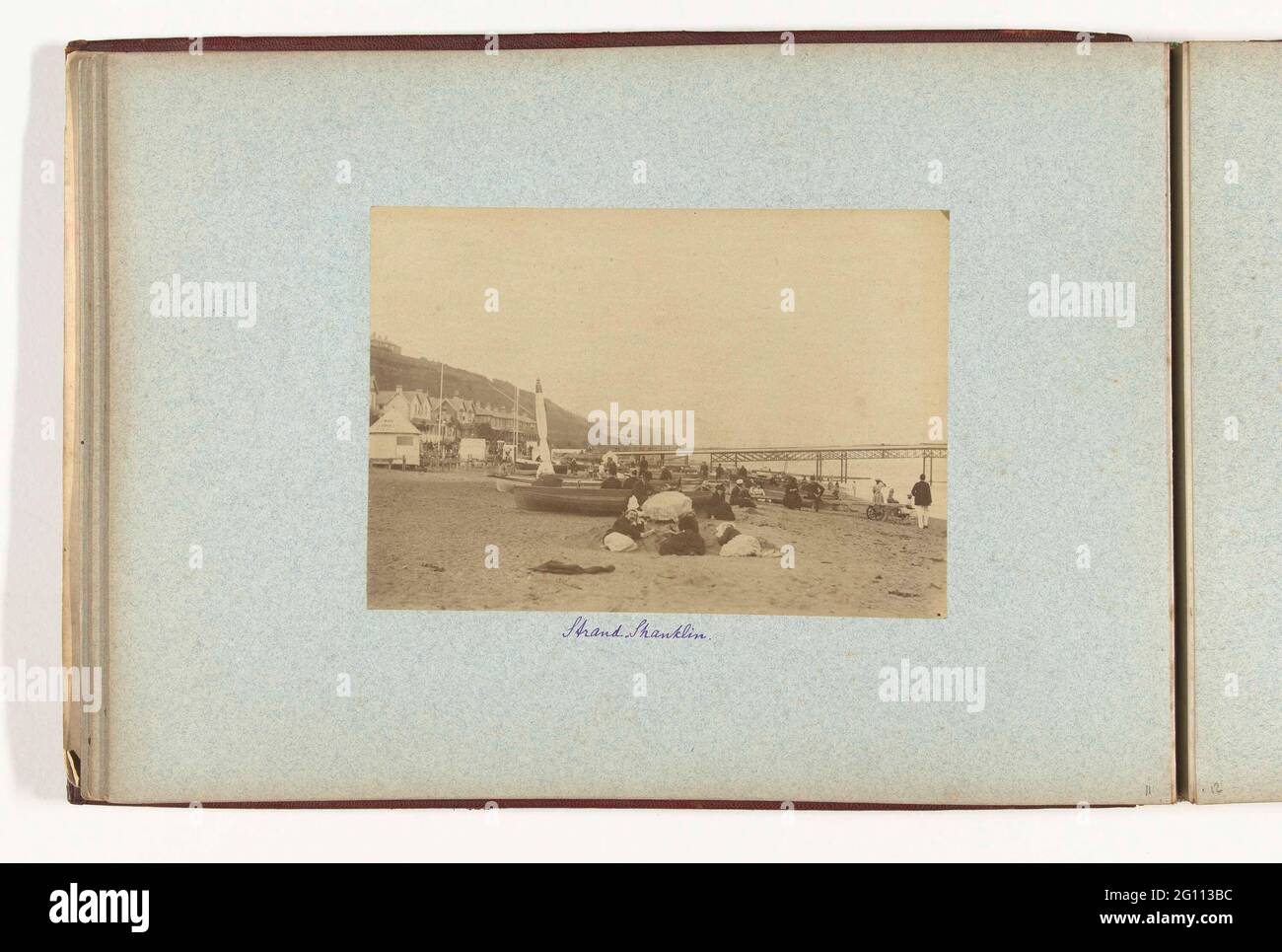 View of the beach of Shanklin with pier and bath guests, Isle of Wight ...