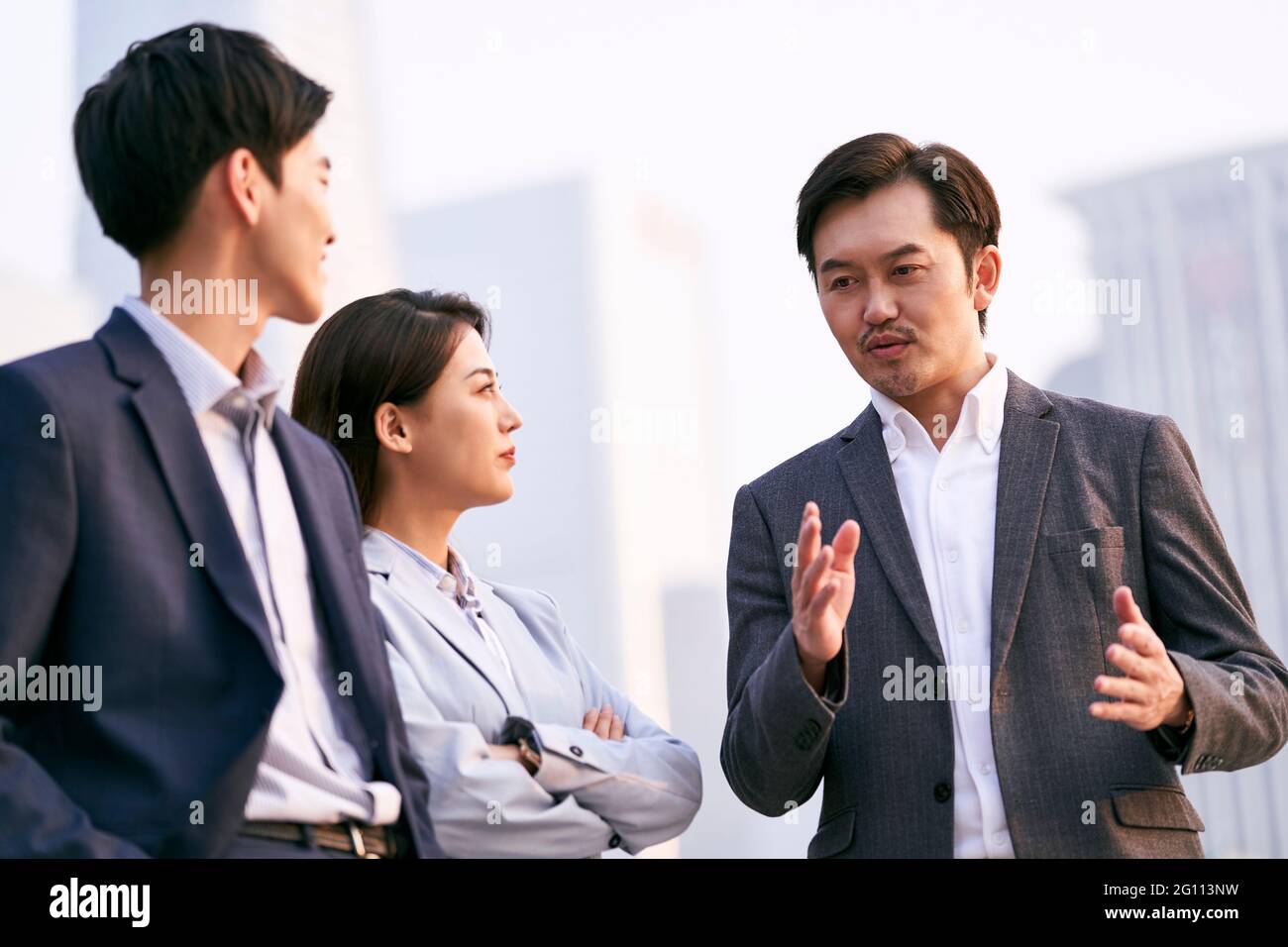 Team discussion hi-res stock photography and images - Alamy