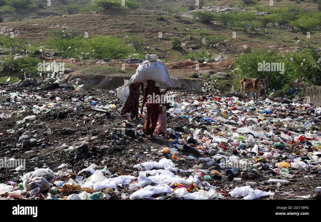 Open dumping in india hi-res stock photography and images - Alamy