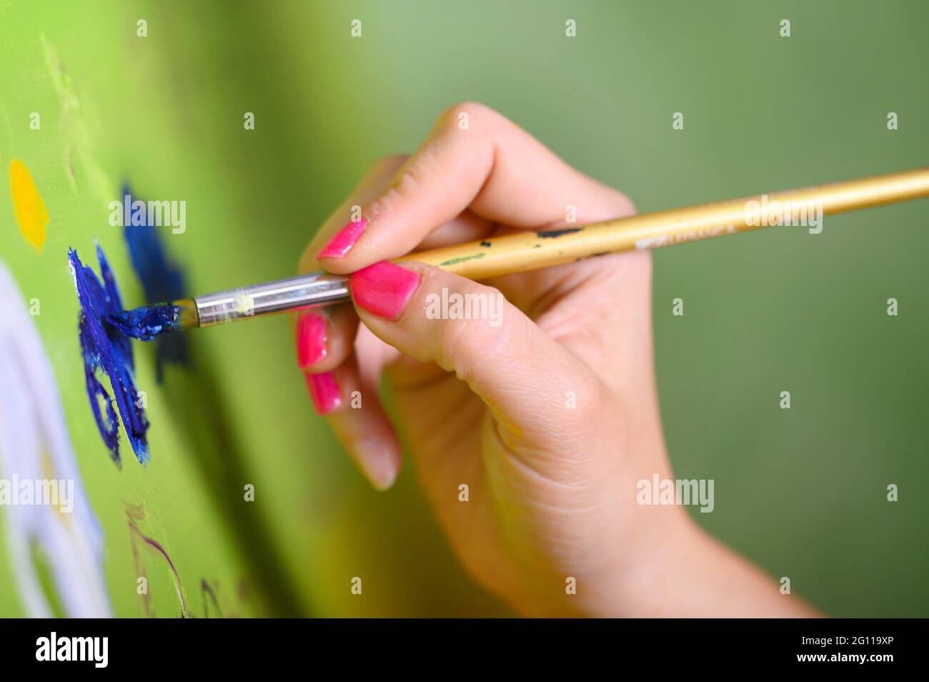 Hand holding paint brush hi-res stock photography and images - Alamy