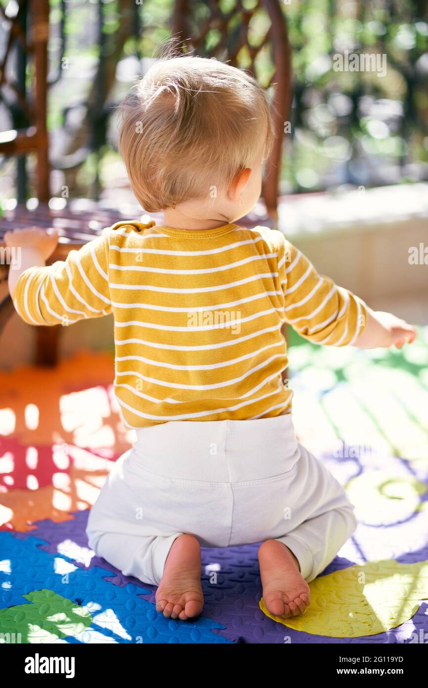 Balcony kneel hi-res stock photography and images - Alamy