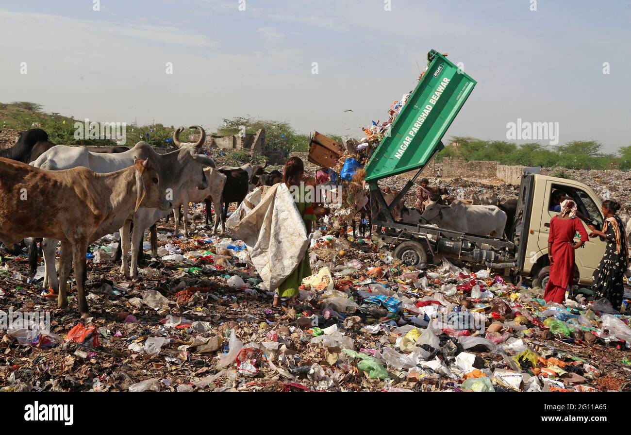 India open defecation hi-res stock photography and images - Alamy