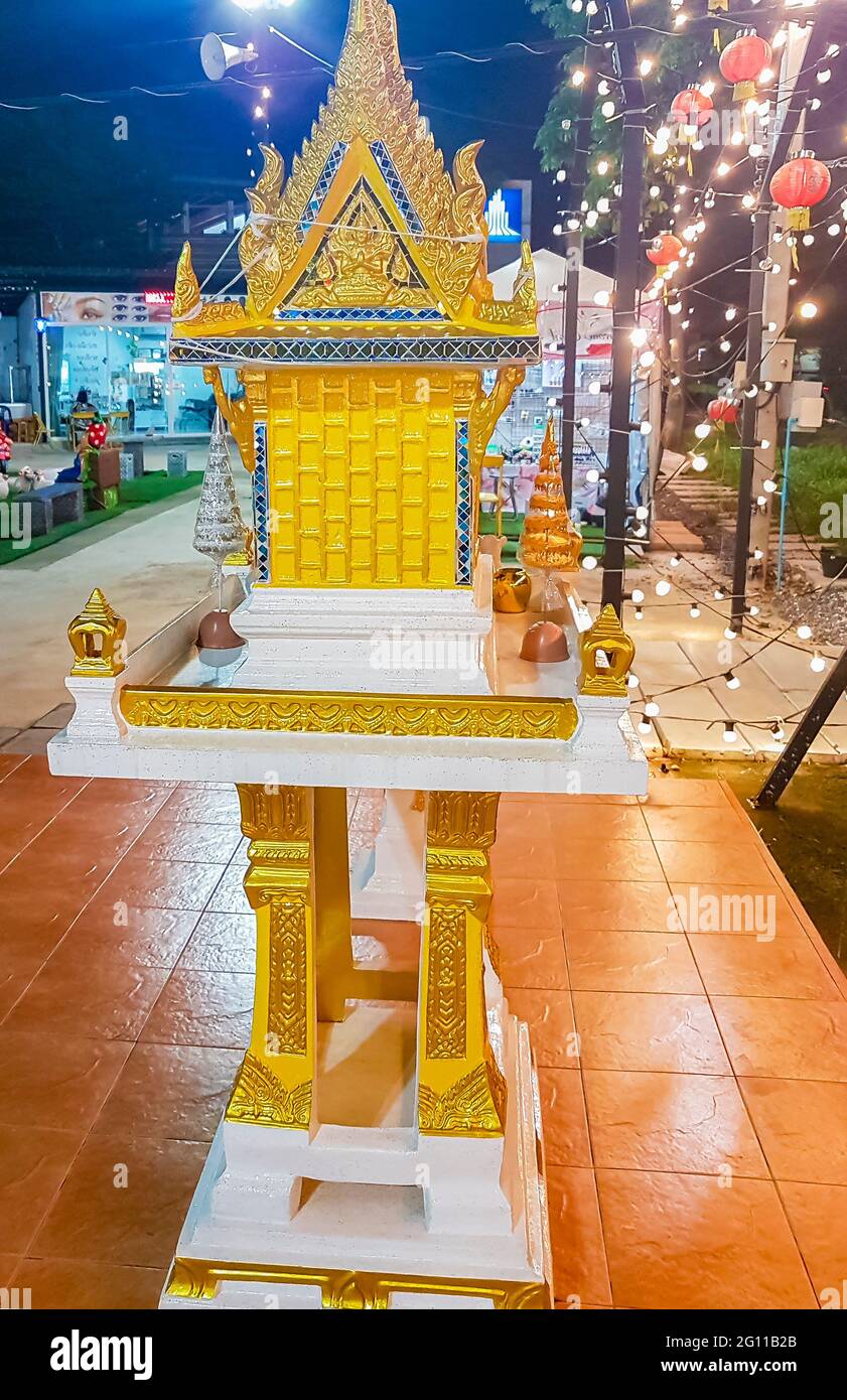 Bangkok Thailand 21. Mai 2018 Golden yellow holy shrine at Thai night ...