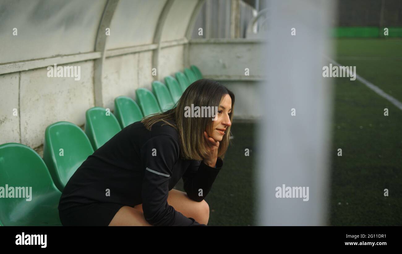 Football player sitting on bench hi-res stock photography and images ...