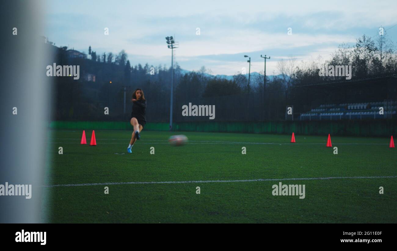 Soccer player back view hi-res stock photography and images - Alamy