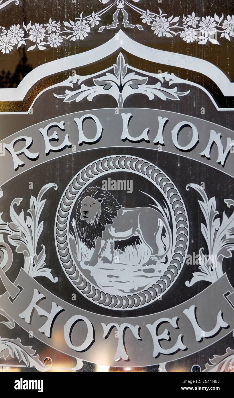 Red lion old pub sign hi-res stock photography and images - Alamy