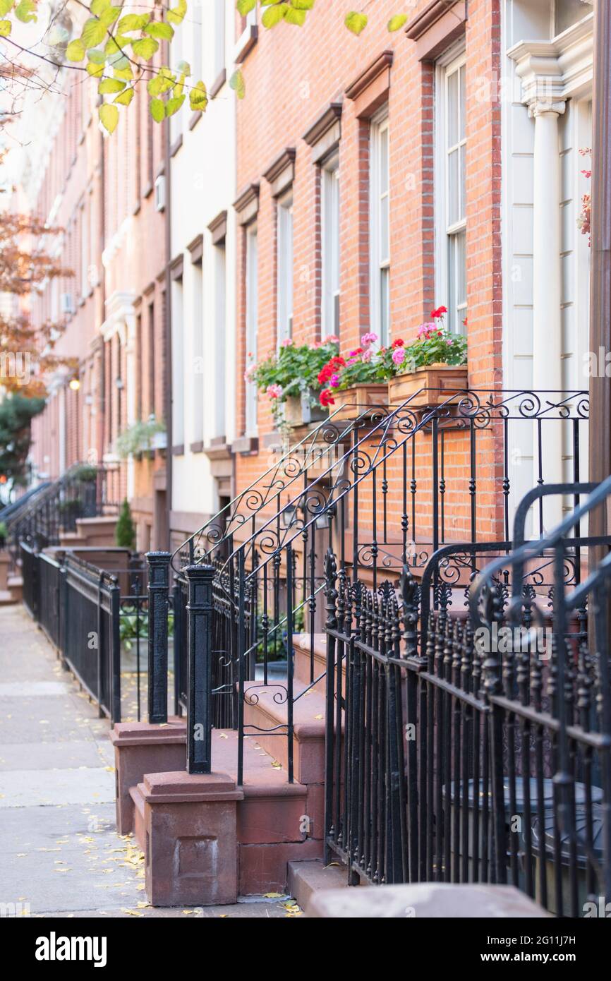 New york city brownstone hi-res stock photography and images - Alamy