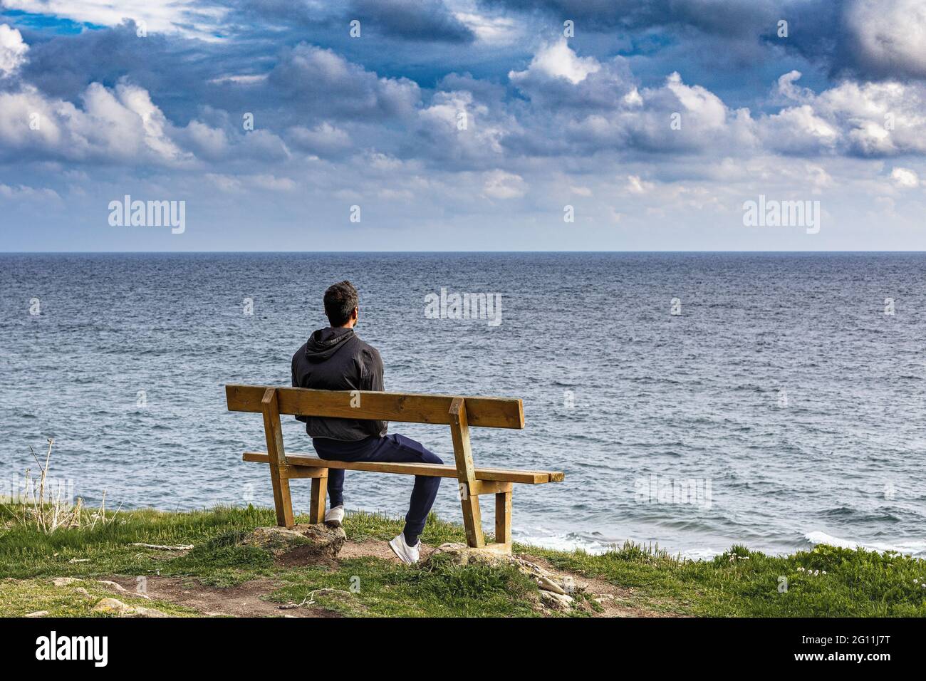 Bench facing sea hi-res stock photography and images - Alamy