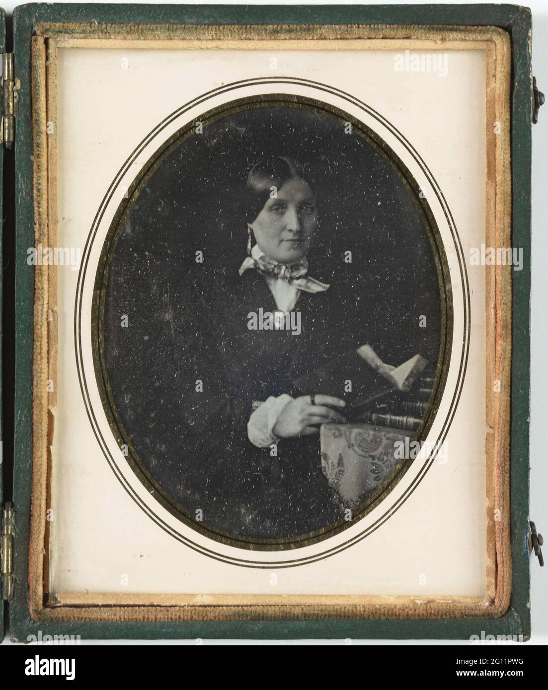 Portrait reading woman Stock Photo - Alamy