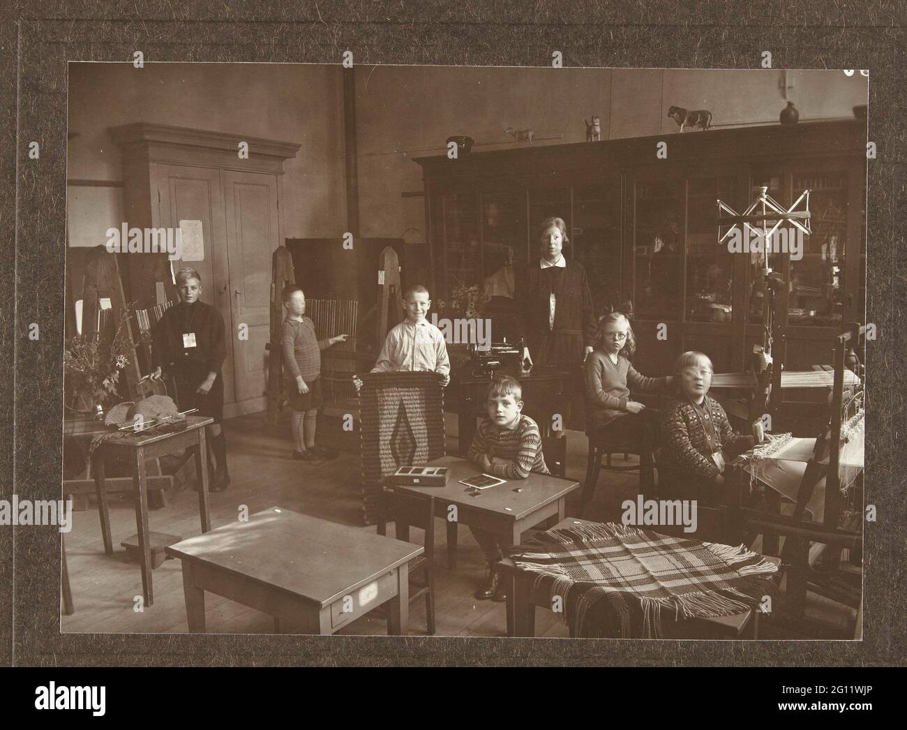 Group portrait of a school class in the handicraft room, Amsterdam ...