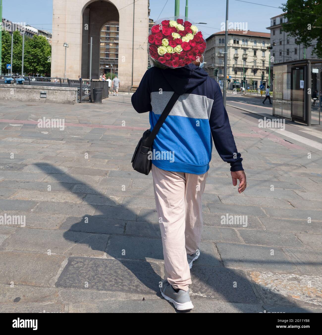 Bunch of fresh roses at flower shop hi-res stock photography and images ...