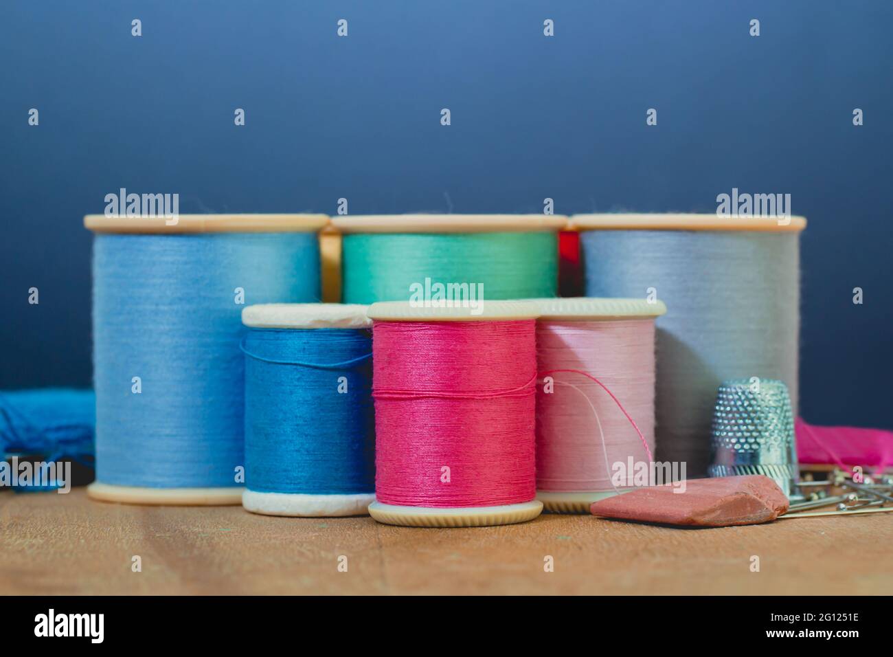 Thread spools hi-res stock photography and images - Alamy