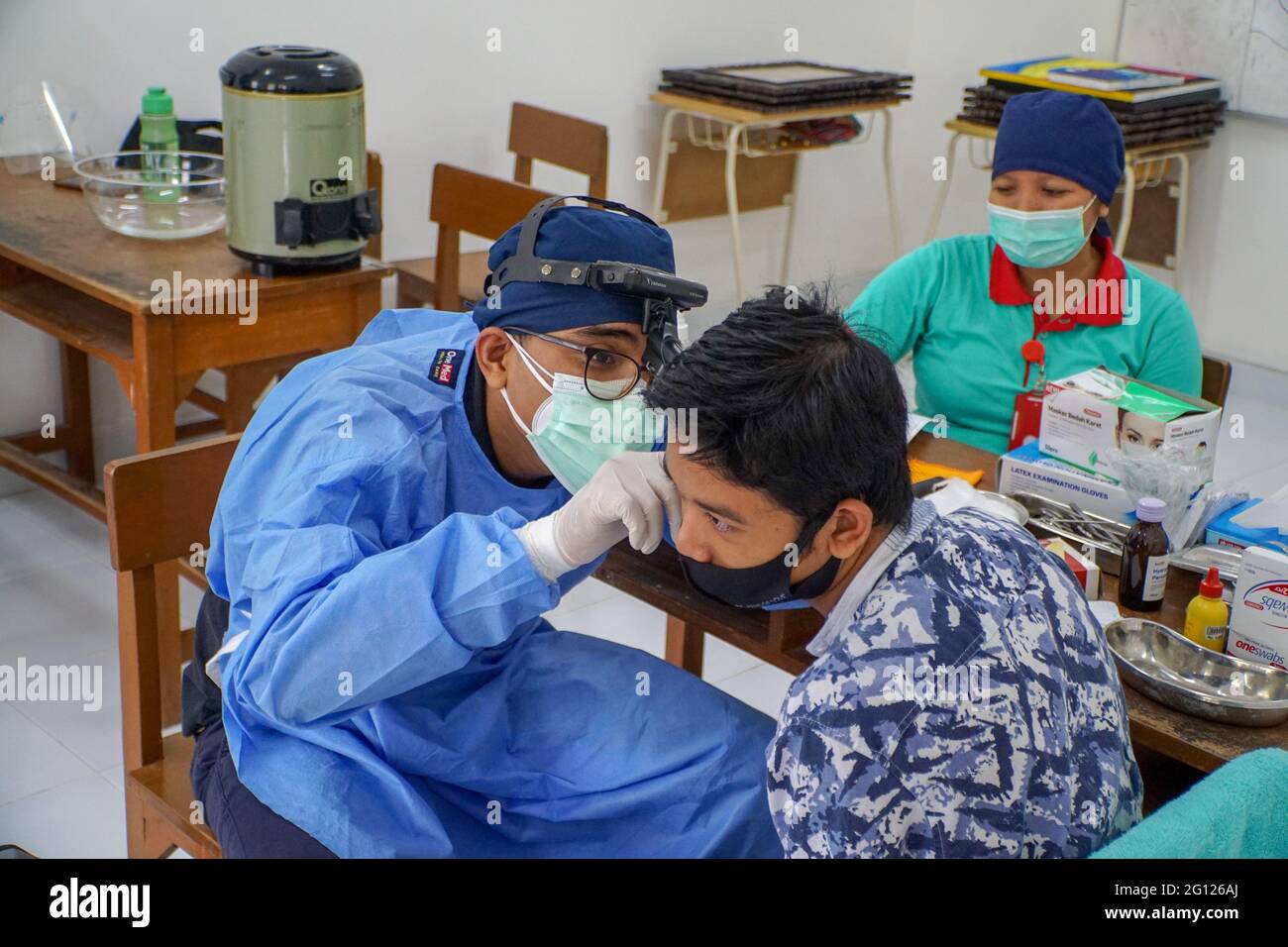 Nose and throat examination otoscope pediatrics hi-res stock ...