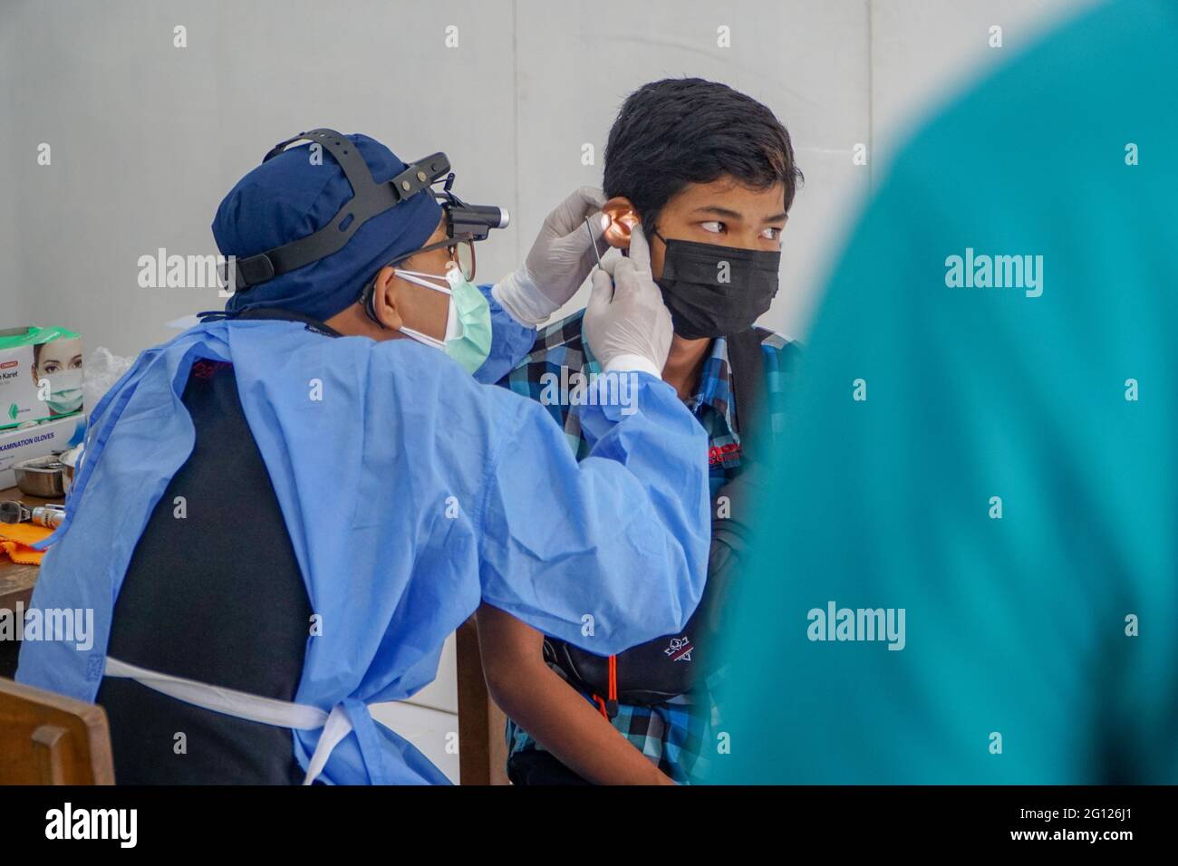 Nose and throat examination otoscope pediatrics hi-res stock ...