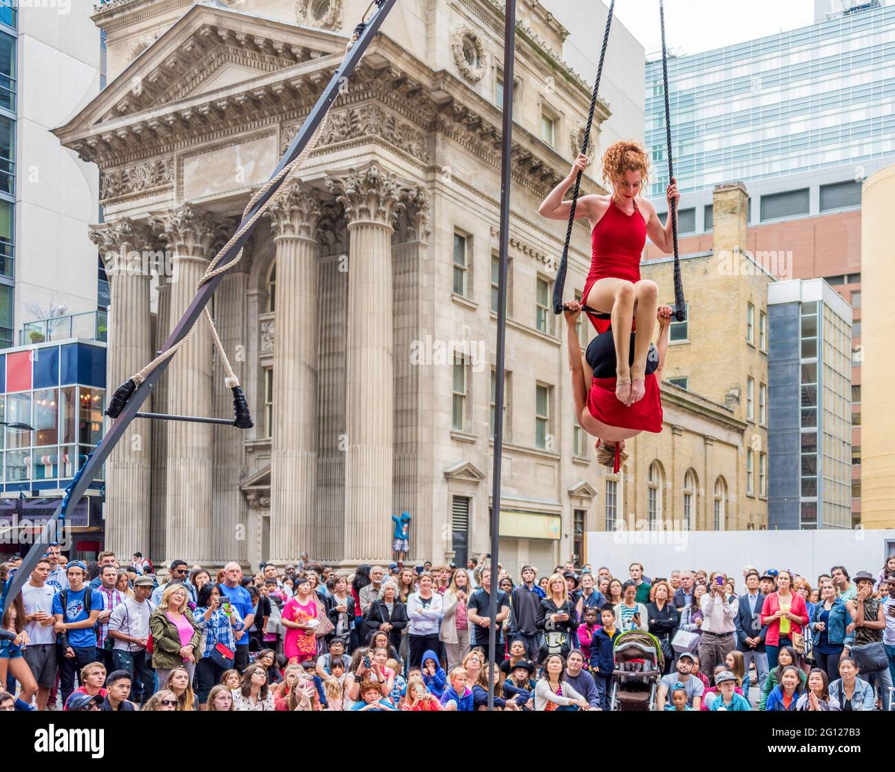 Female acrobats hi-res stock photography and images - Alamy