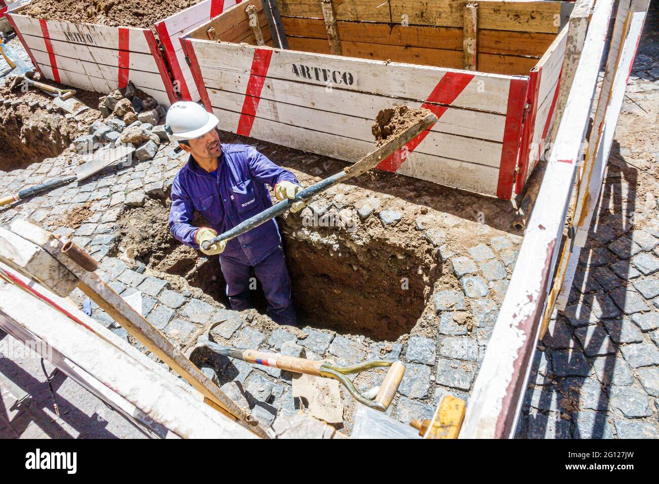 Man digging hole in road hi-res stock photography and images - Alamy