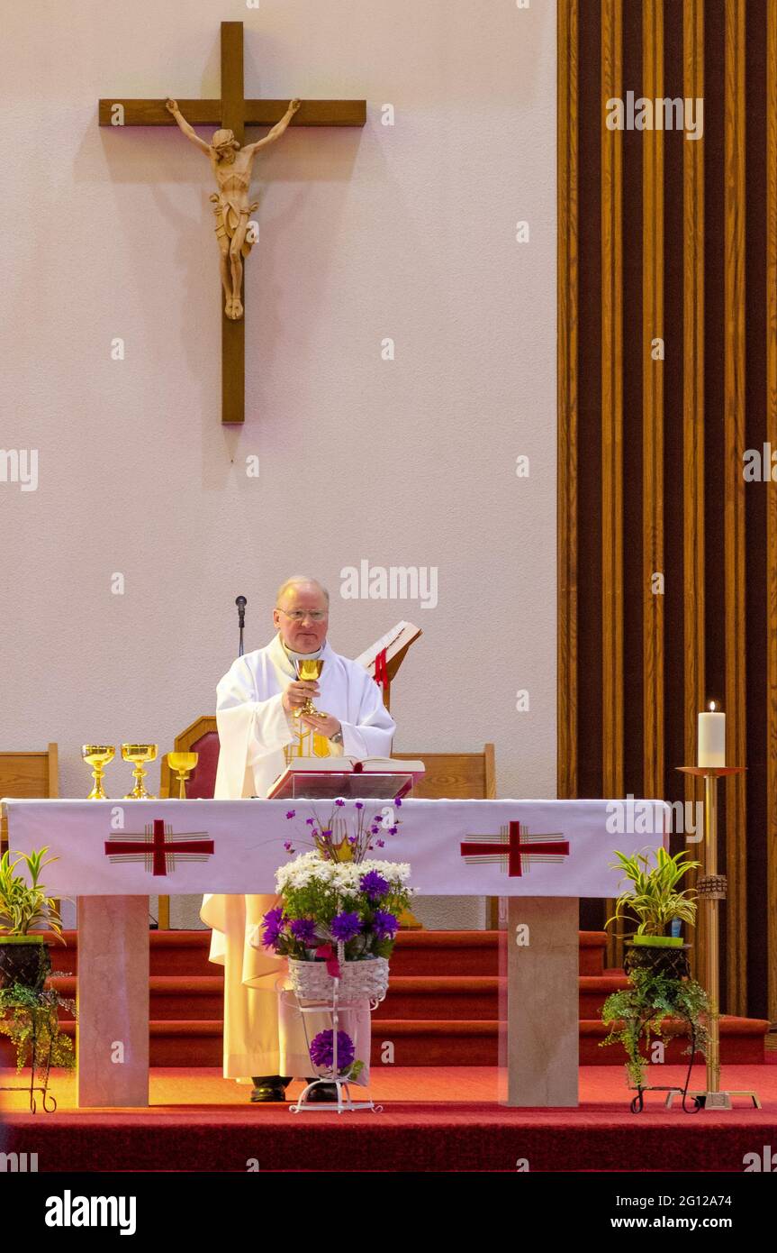 Priest altar catholic mass hi-res stock photography and images - Alamy