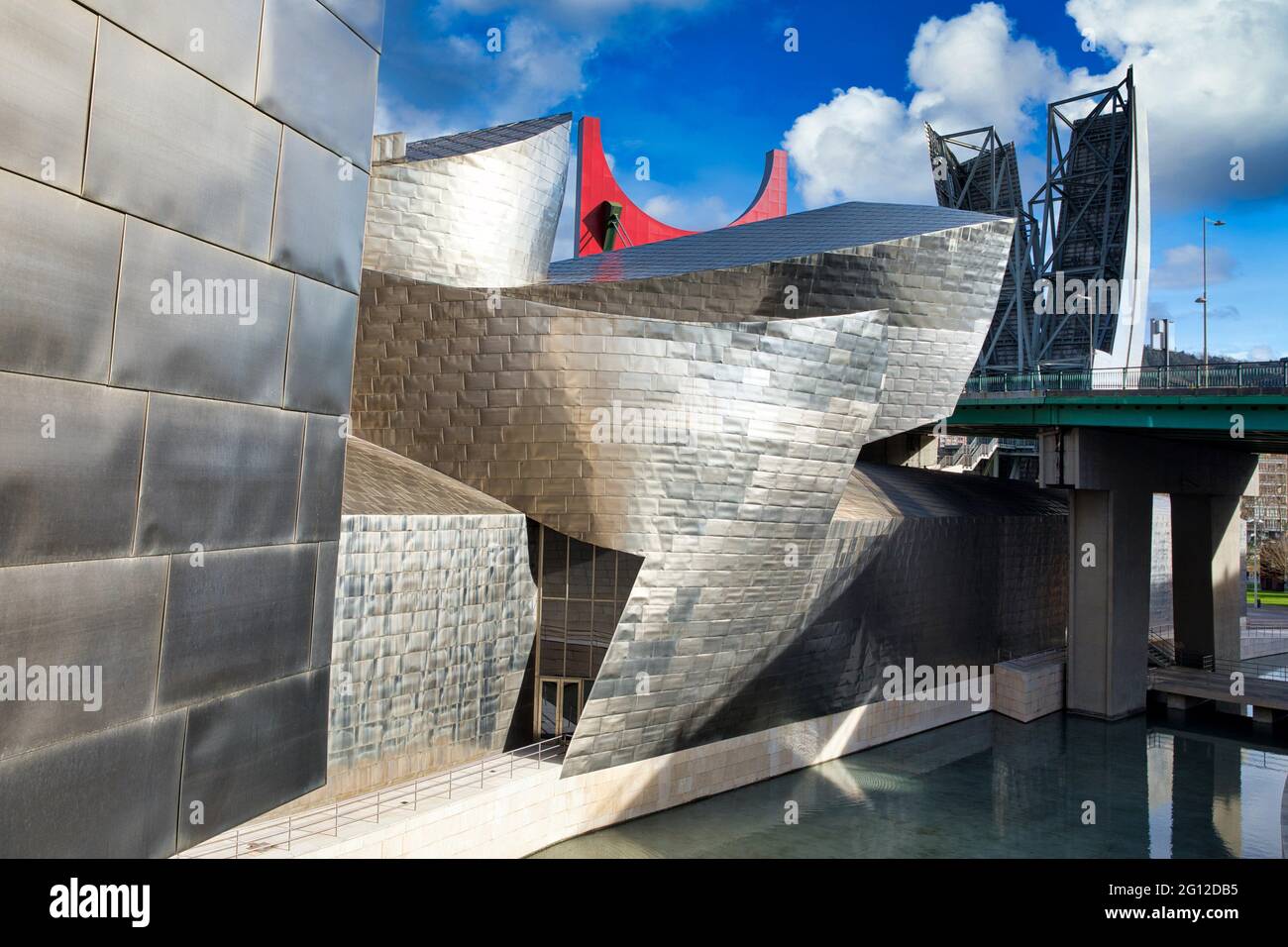 Bilbao guggenheim museum hi-res stock photography and images - Alamy