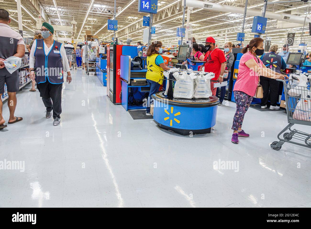 Inside interior cashiers checkout hi-res stock photography and images ...