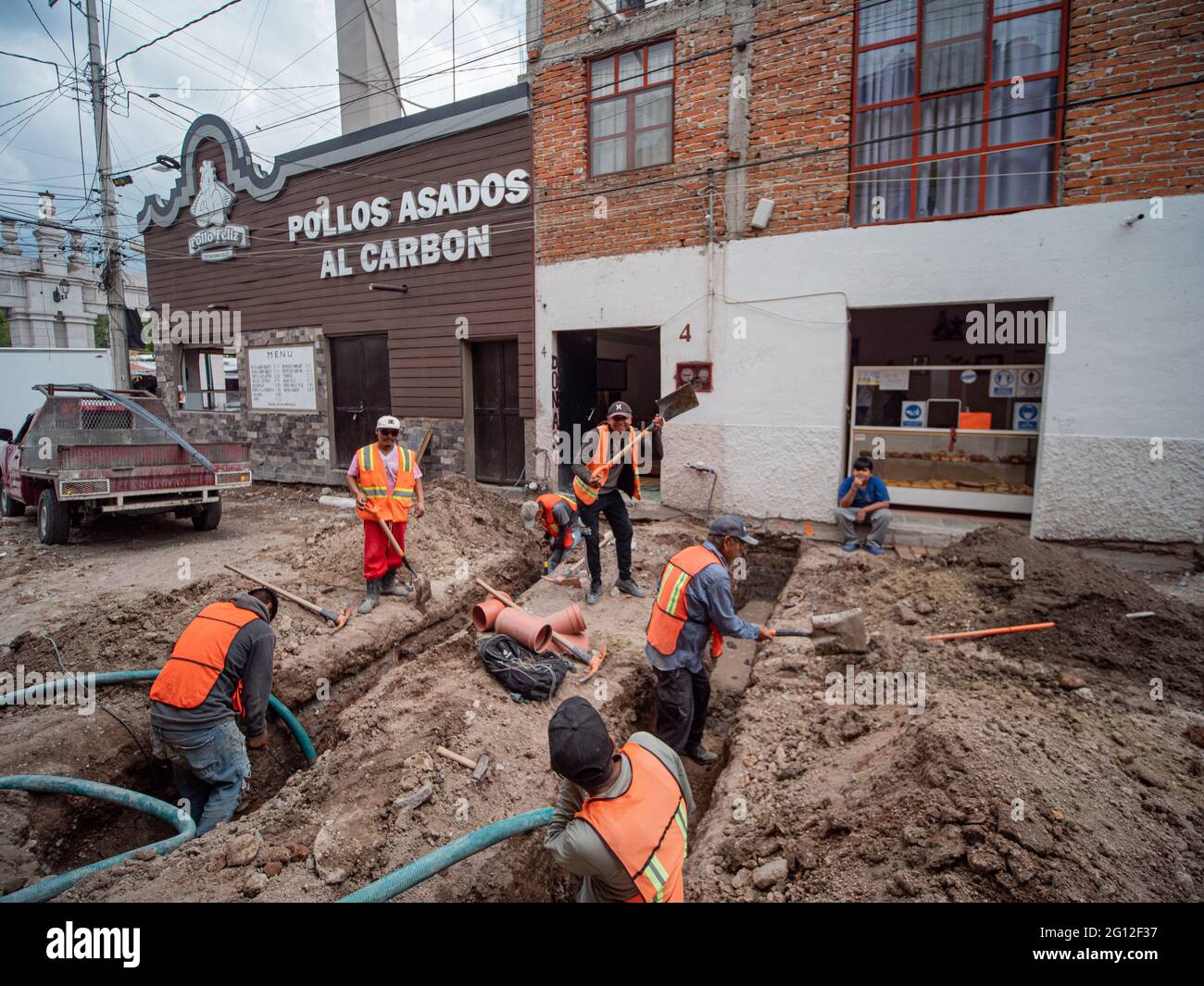 Mexican construction worker hi-res stock photography and images - Alamy