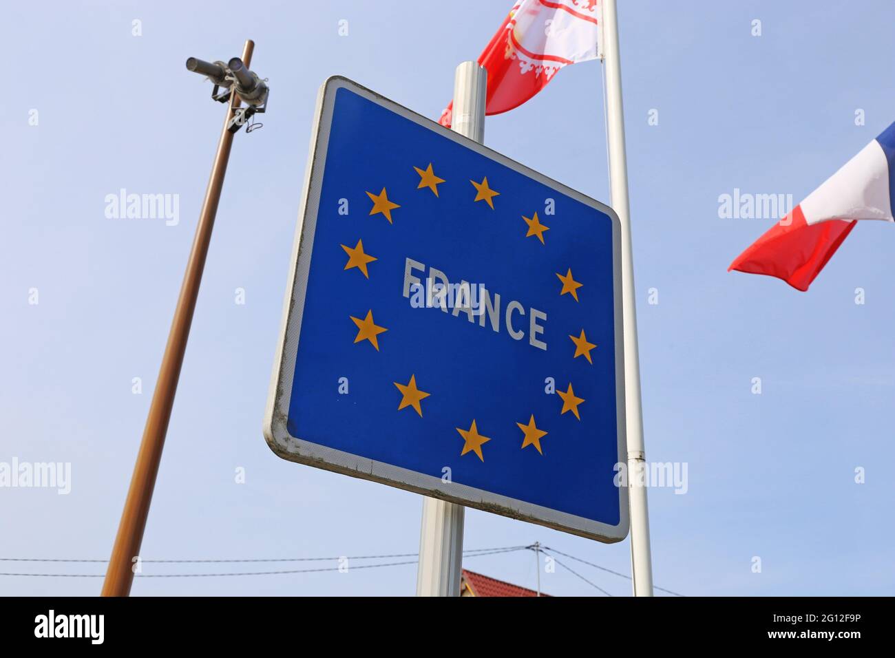 Customs sign border hi-res stock photography and images - Alamy