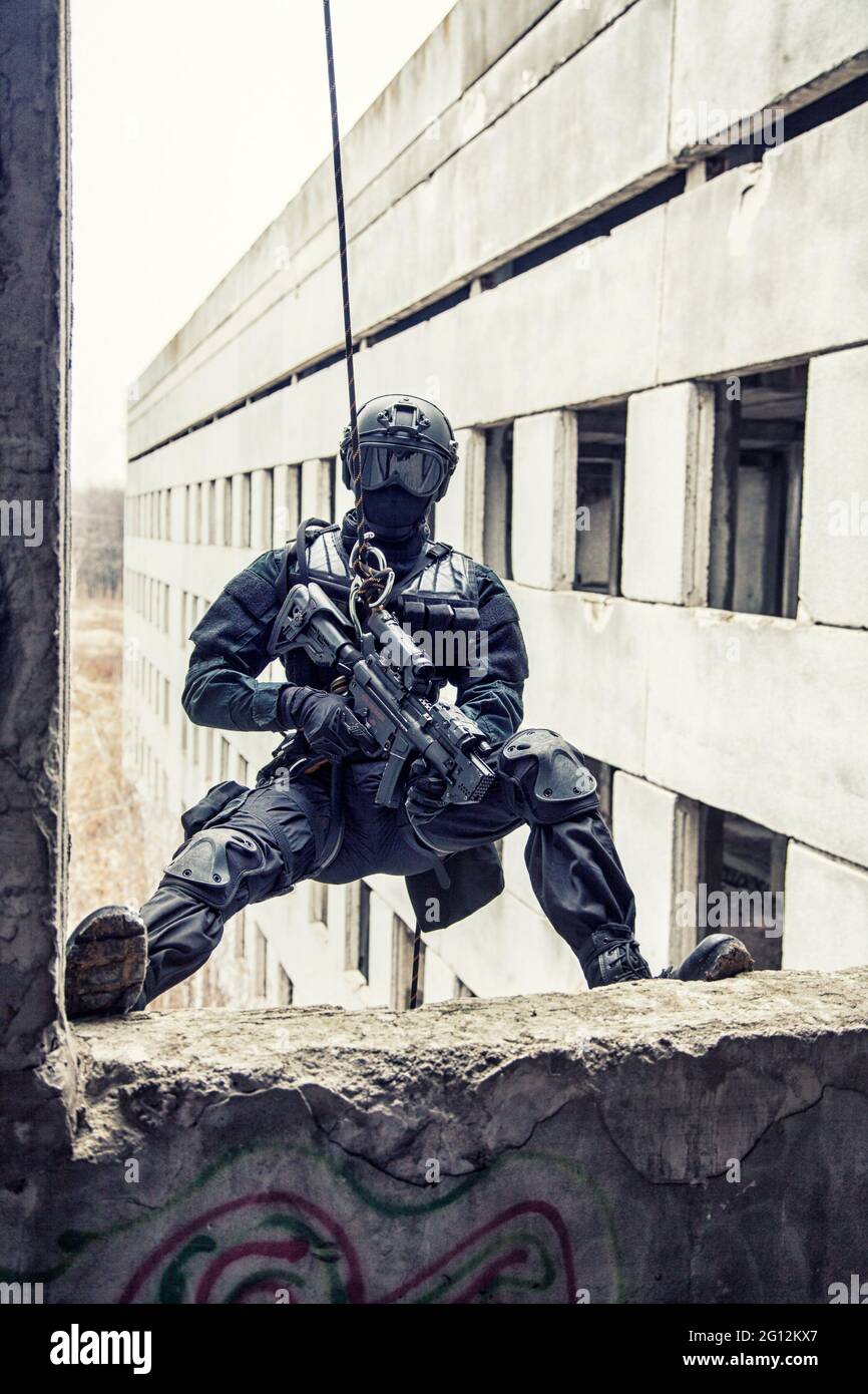 American swat rappelling hi-res stock photography and images - Alamy