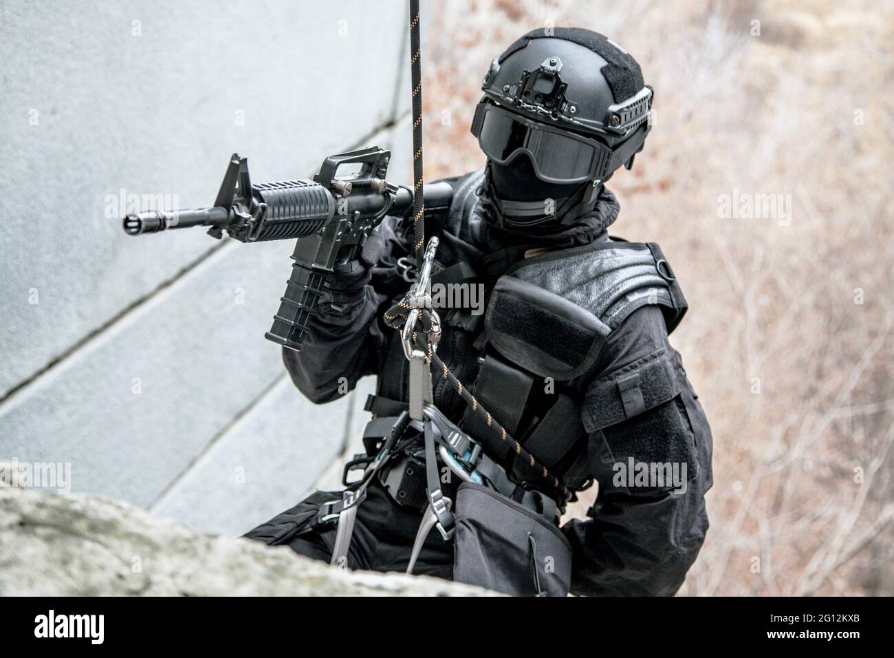 Swat rappelling hi-res stock photography and images - Alamy