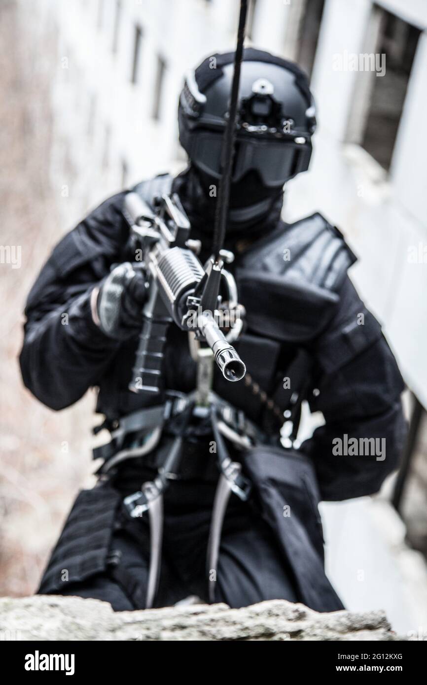 Swat rappelling hi-res stock photography and images - Alamy